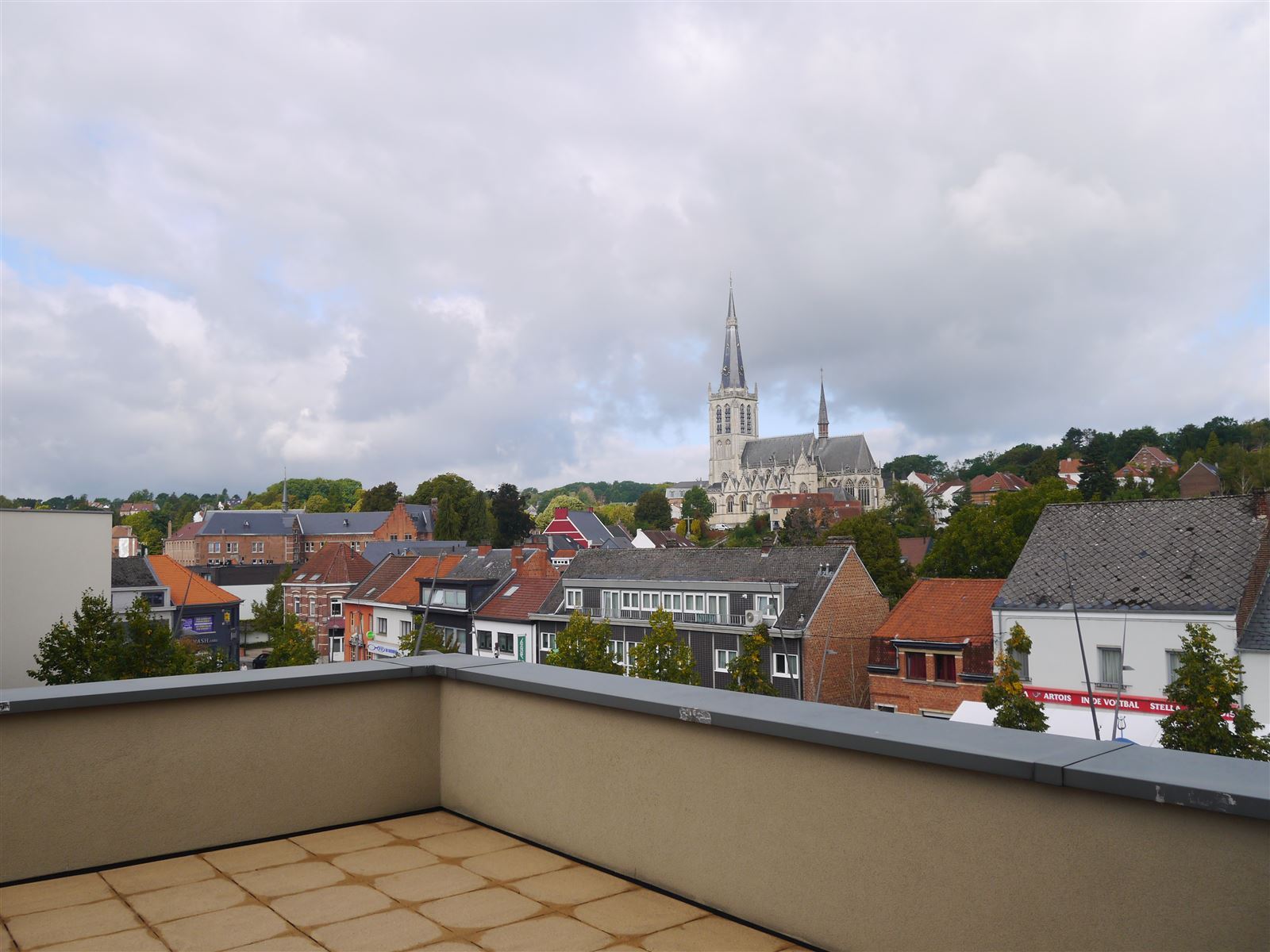 Serviceflat op de 2de verdieping met 1 slaapkamer en groot terras. te ...